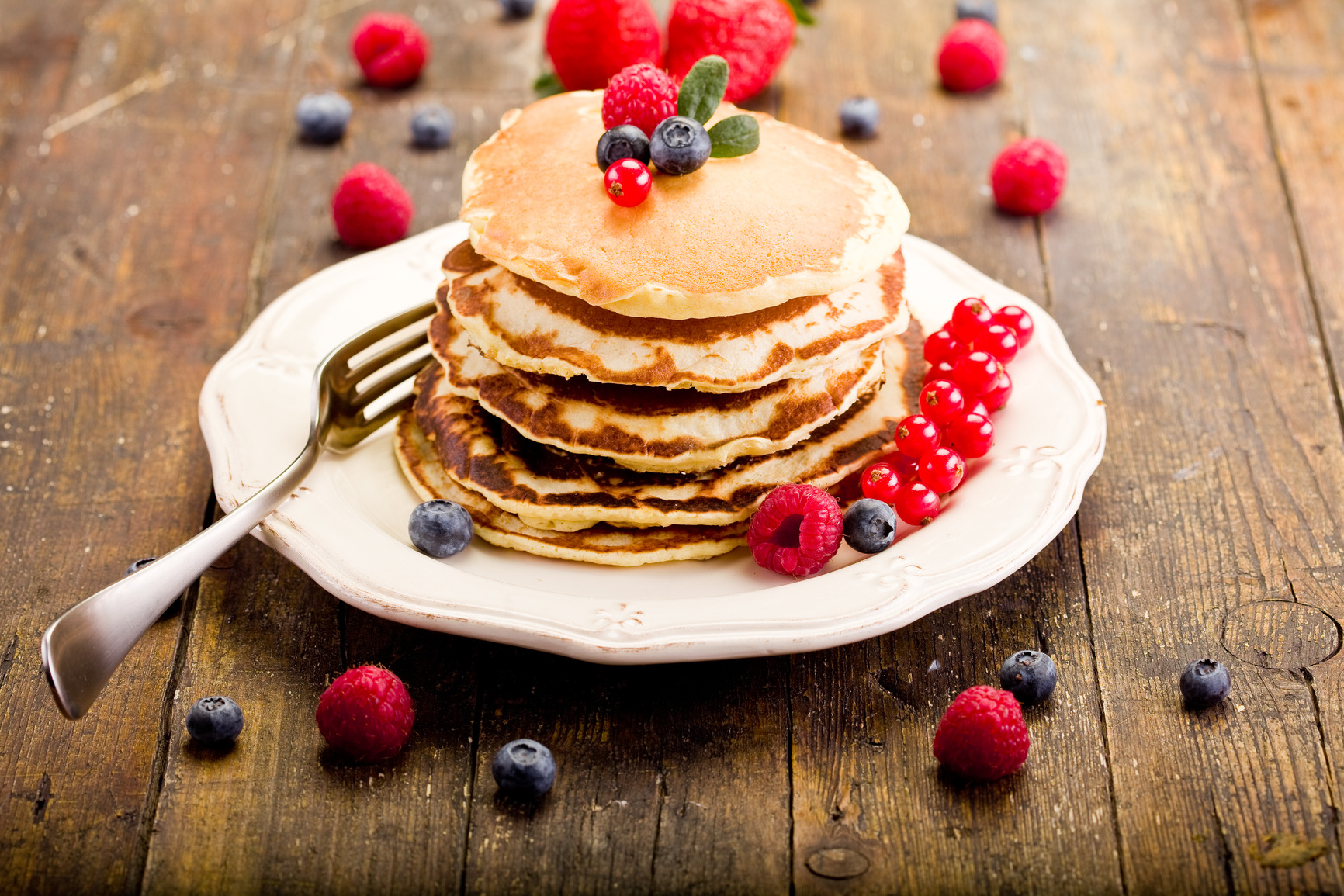 Pancakes on wooden table - Γλυκό Αλμυρό | Συνταγές μαγειρικής